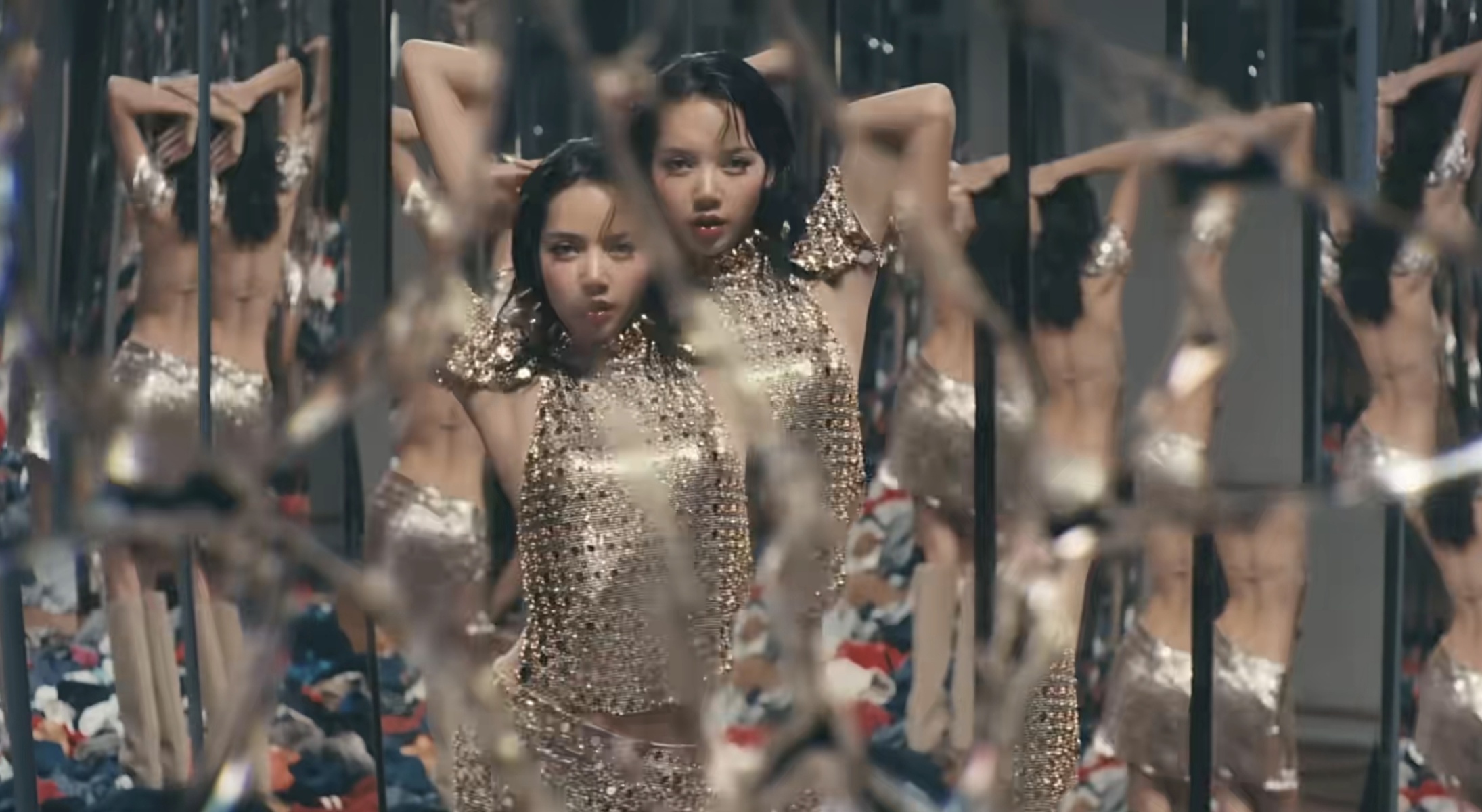 LISA和ROSALÍA合作曲mv公开 白发西装造型叛逆不羁