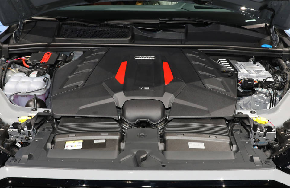 奥迪SQ7暗夜骑士版上市 V8动力/4.1秒破百 售价116.98万元_搜狐汽车_搜狐网