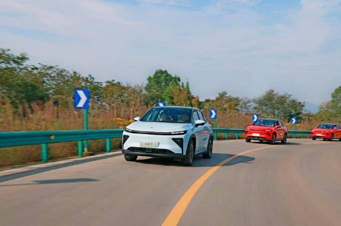 AR-HUD也能看电影，睿蓝7新年首次OTA_搜狐汽车_搜狐网