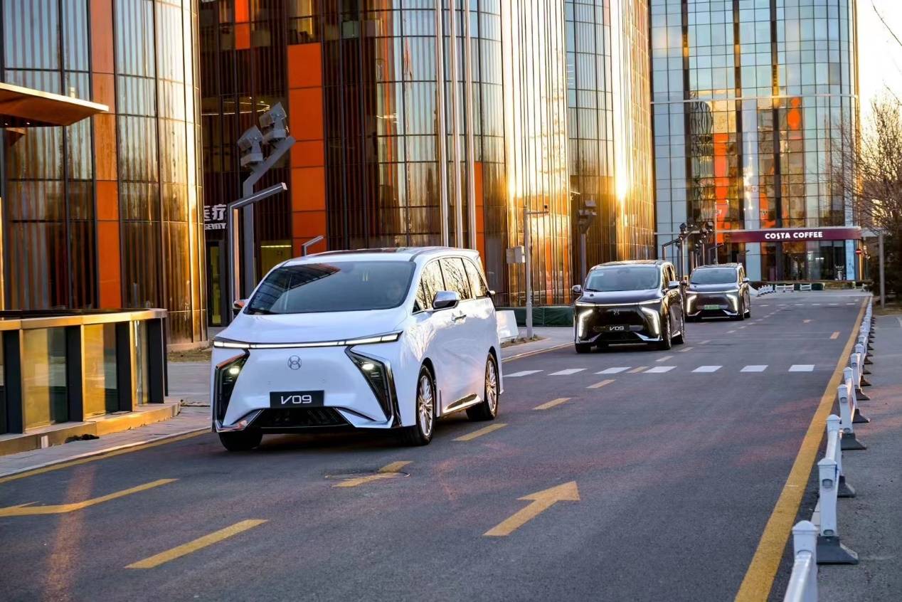 配置齐全续航无忧 试驾800V+ 4C超充加持的合创V09_搜狐汽车_搜狐网