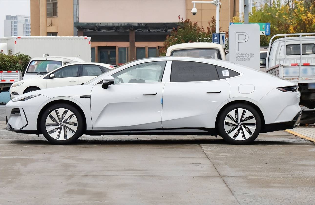 吉利银河E8正式登陆，售价17.58万起，与比亚迪汉EV一较高下_搜狐汽车_搜狐网