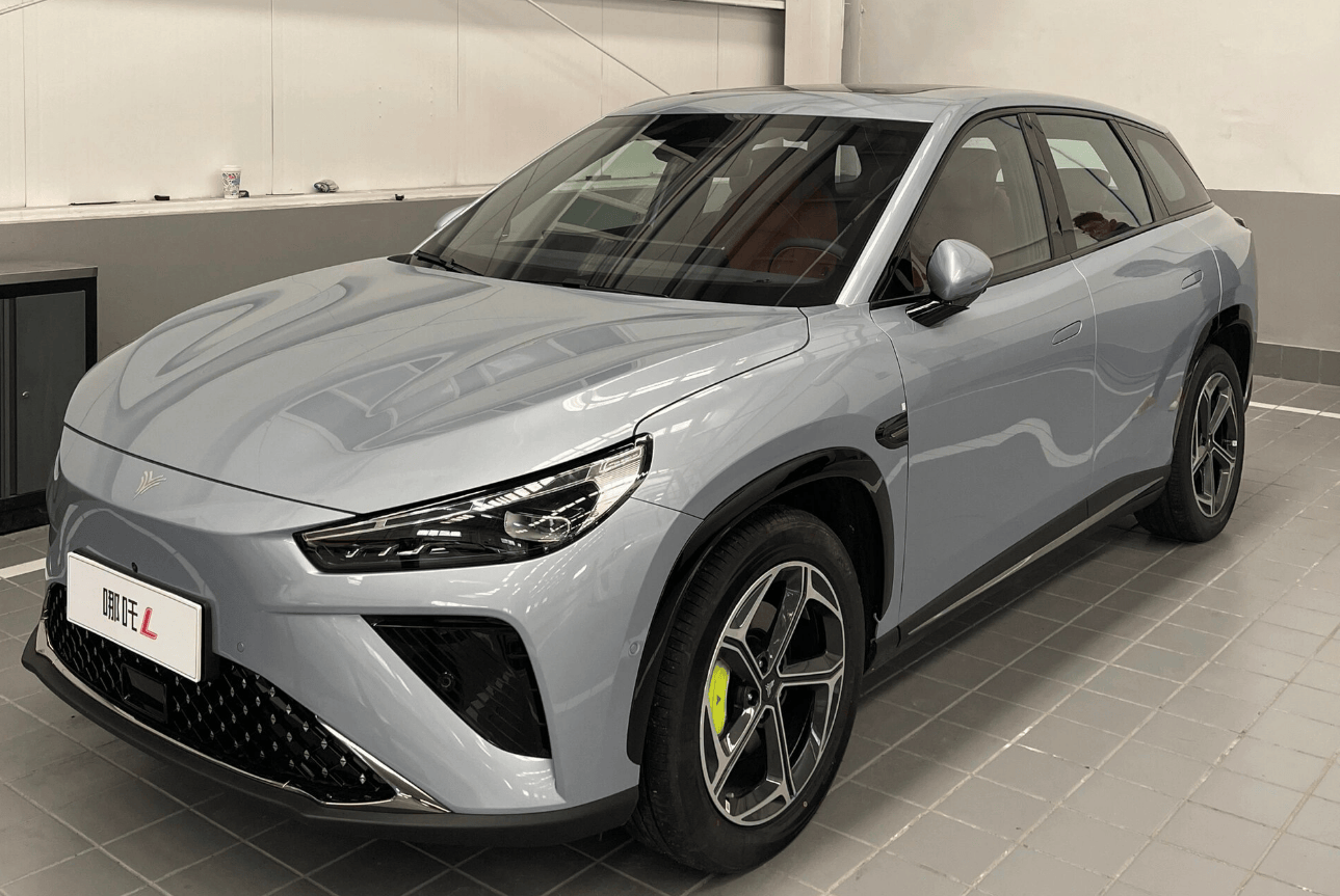 哪吒L实车到店，大过零跑C10，配冰箱+小桌板，续航1300km_搜狐汽车_搜狐网