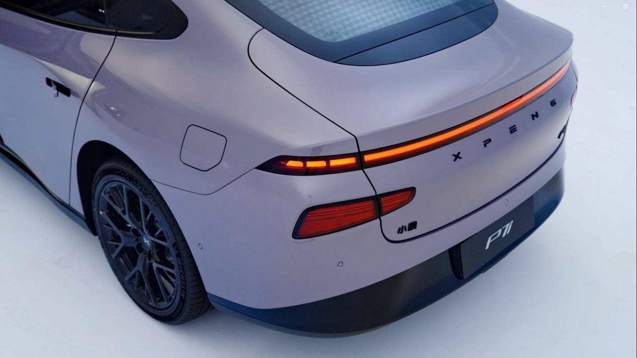 实拍小鹏 P7i 鹏翼版：剪刀门和赛道级性能，一得就能得到_搜狐汽车_搜狐网