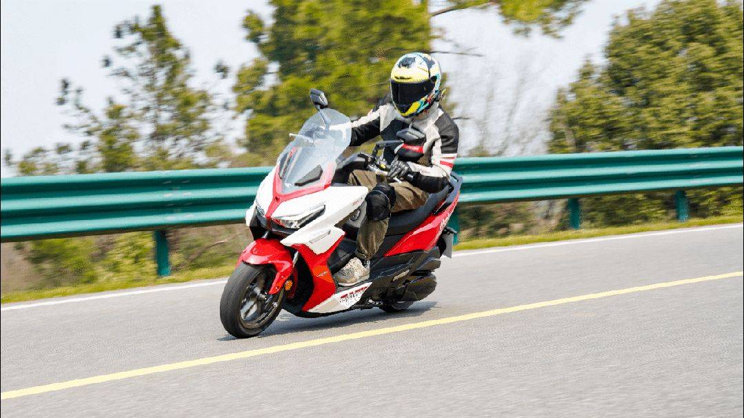 光阳亮剑，高端150踏板里的首选—16660元Racing H150动态测评_搜狐汽车_搜狐网