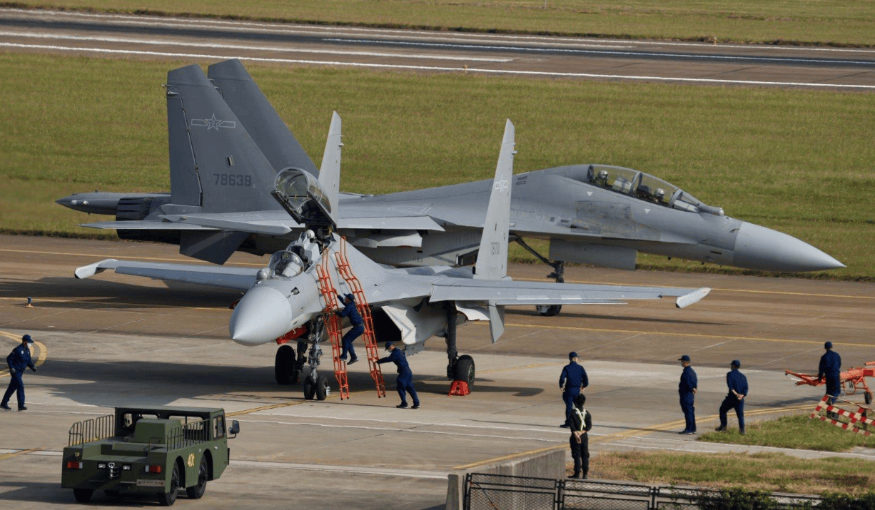 追赶世界第一，歼16和F15EX战机，如何同时挂弹22枚？_挂载_复合_挂架