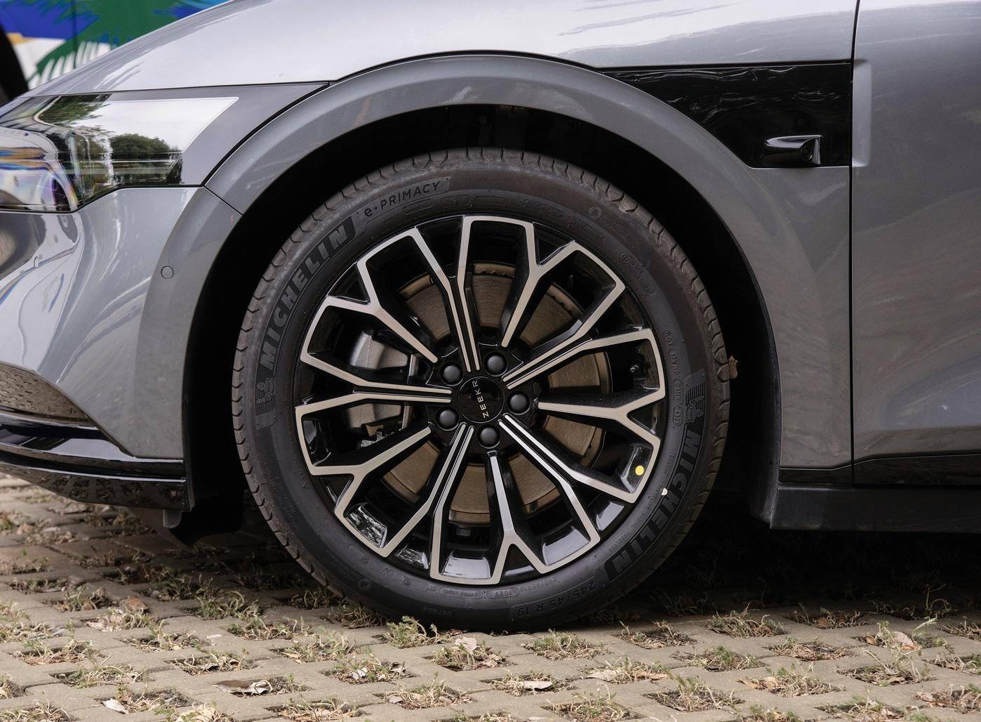 对标小米SU7低配，极氪007后驱增强版上市，指导价20.99-23.99万_搜狐汽车_搜狐网