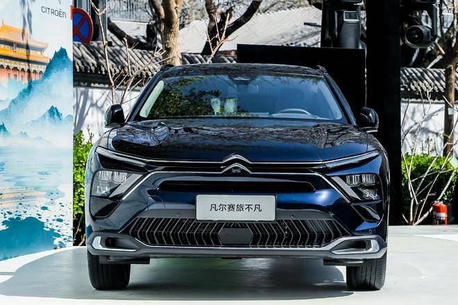 2024款凡尔赛C5 X售14.37万起 增加了22项装备_搜狐汽车_搜狐网