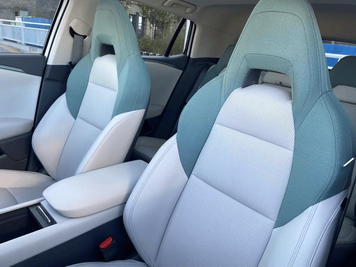 好看且实用，领克06EM-P如何拥有“不会脏”的浅色内饰？_搜狐汽车_搜狐网