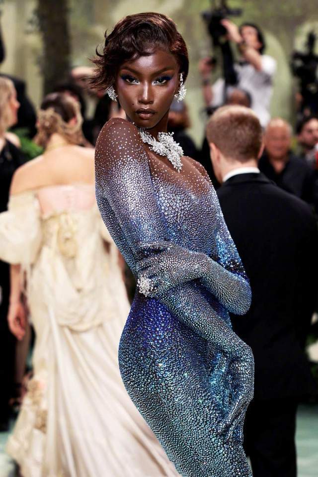 Met Gala 2024高光时刻：黑人超模Anok Yai，水晶海妖的梦幻降临_施华洛世奇_工艺