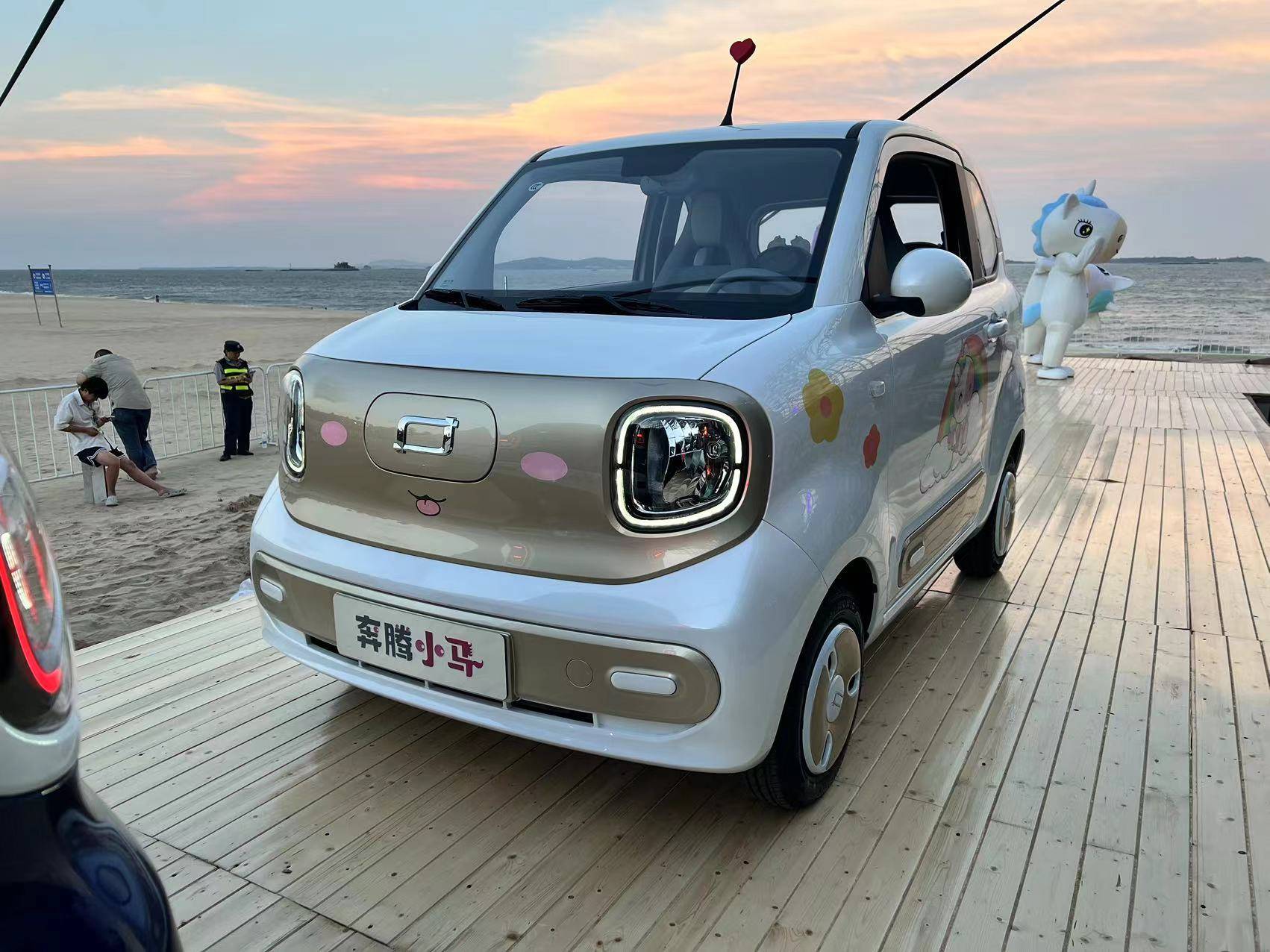 售价2.69万元起！实拍奔腾小马，大过宏光MINIEV，1公里仅需5分钱_搜狐汽车_搜狐网