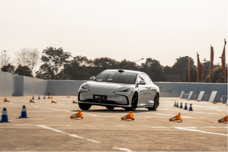 智己L6 Max VS 极氪007：高性能电动车巅峰对决_搜狐汽车_搜狐网