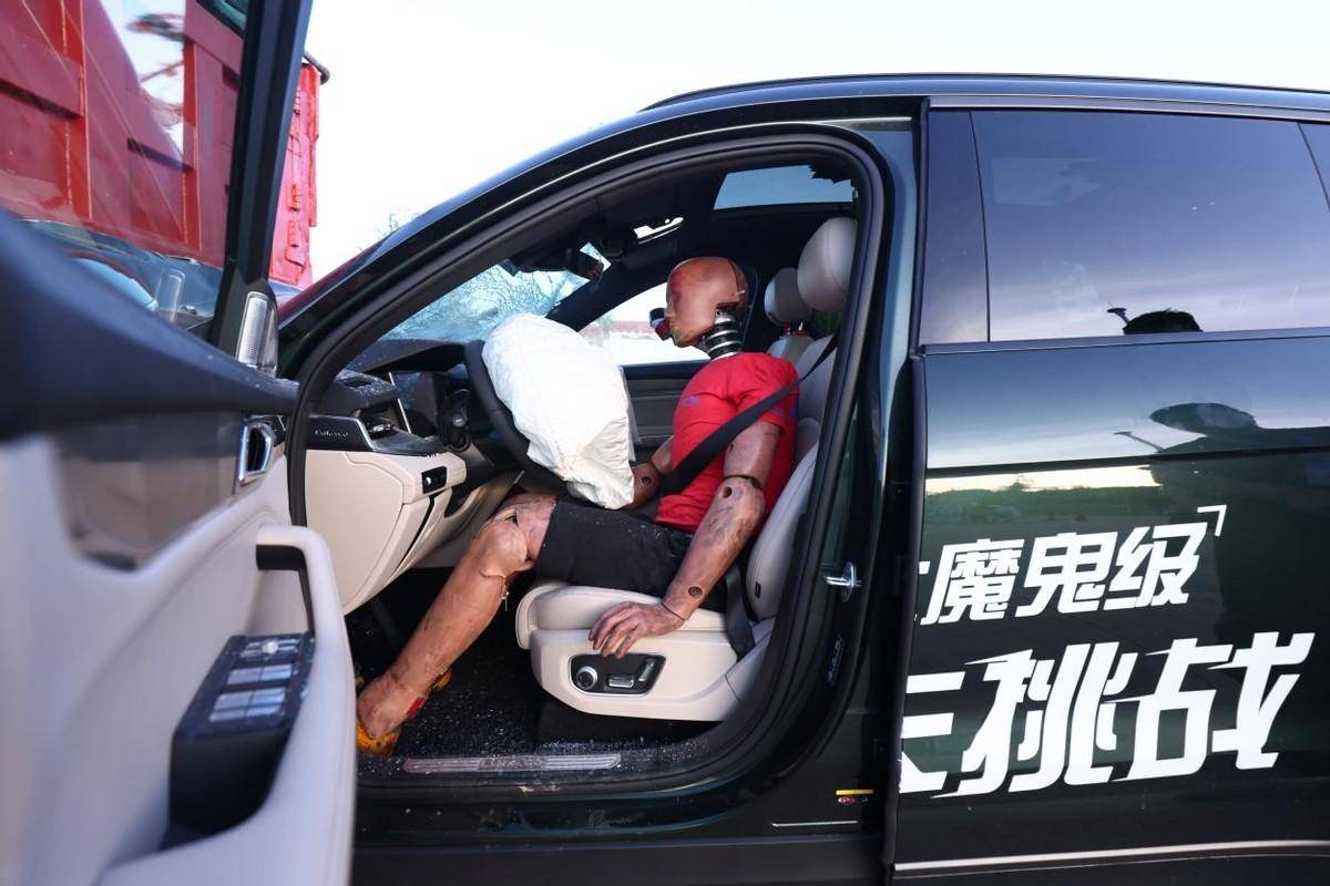 真实模拟追尾重卡碰撞，领克09EM-P的极限安全挑战_搜狐汽车_搜狐网