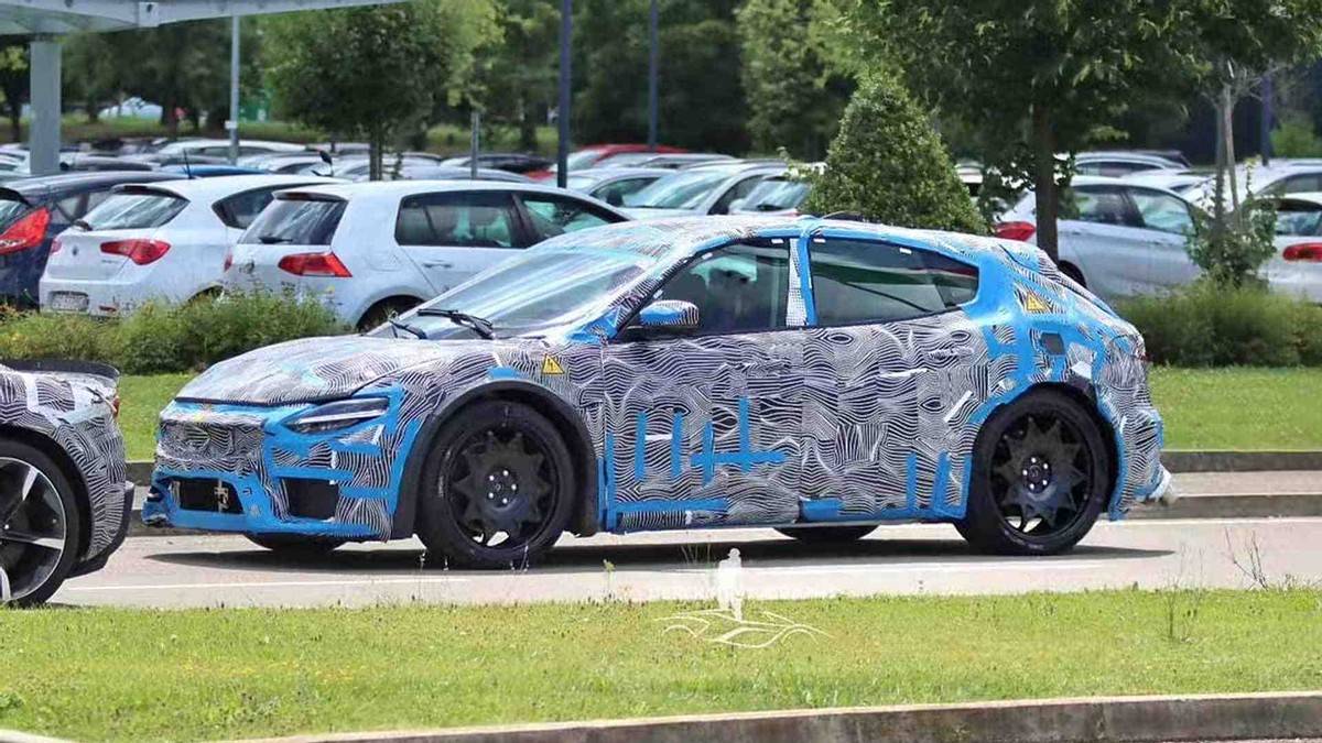 法拉利首款纯电车路试谍照！假排气管很扎眼球，性能或有新突破_搜狐汽车_搜狐网