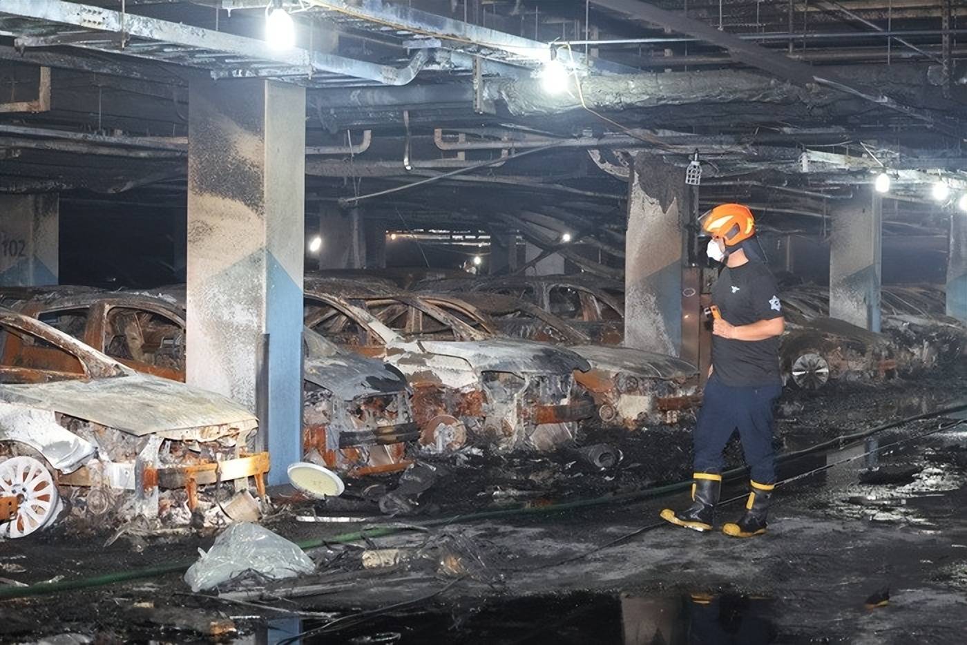 电车自燃引发火灾！多车被烧毁 地下车库防火安全问题引担忧_搜狐汽车_搜狐网