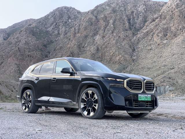 开BMW XM去贺兰山野，230万4.4T双涡轮增压V8发动机，每脚油都很M_搜狐汽车_搜狐网