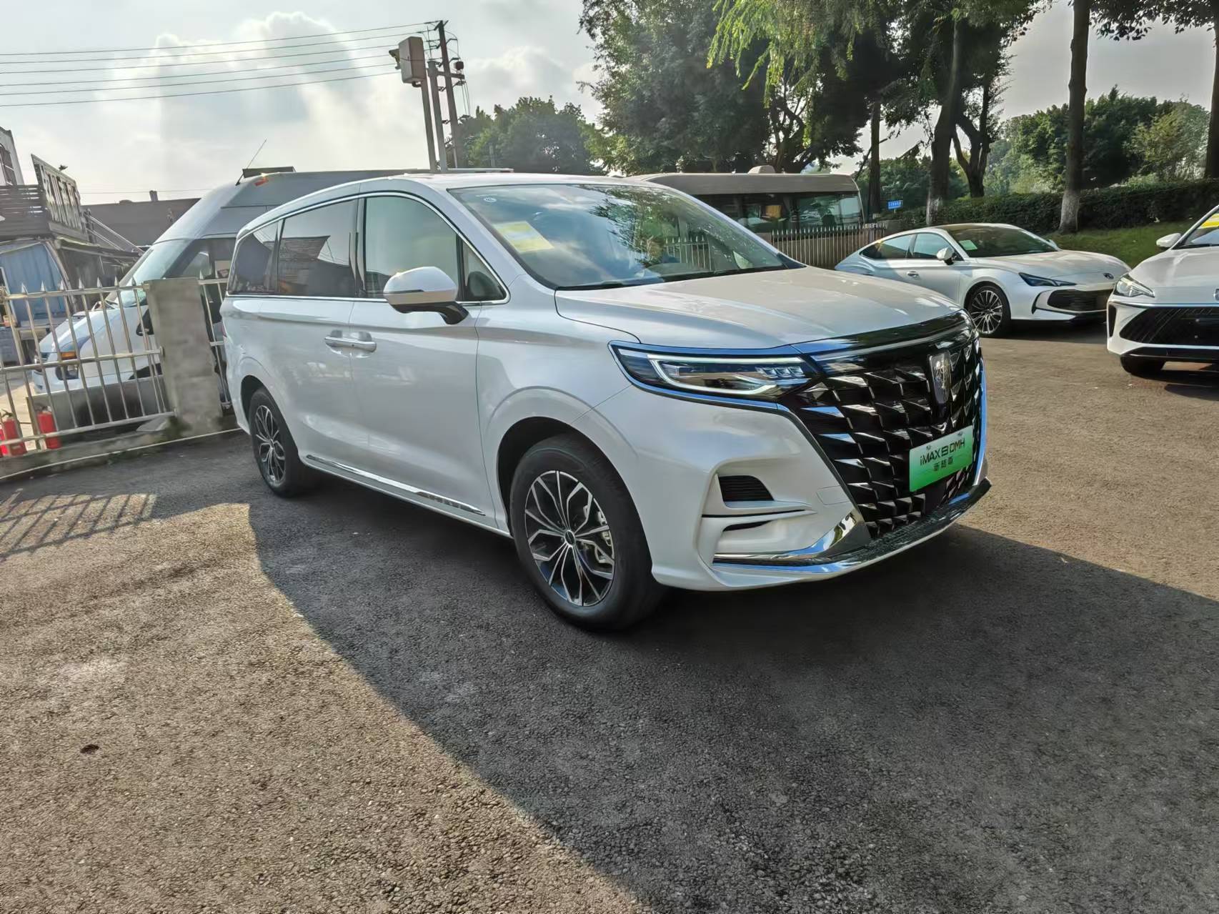 探店荣威iMAX8 DMH新陆尊：综合续航1536km，同级最大空间更舒适_搜狐汽车_搜狐网