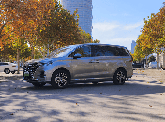 试驾荣威iMAX 8 DMH新陆尊：多项GL8同源技术，20万插混MPV新选择_搜狐汽车_搜狐网