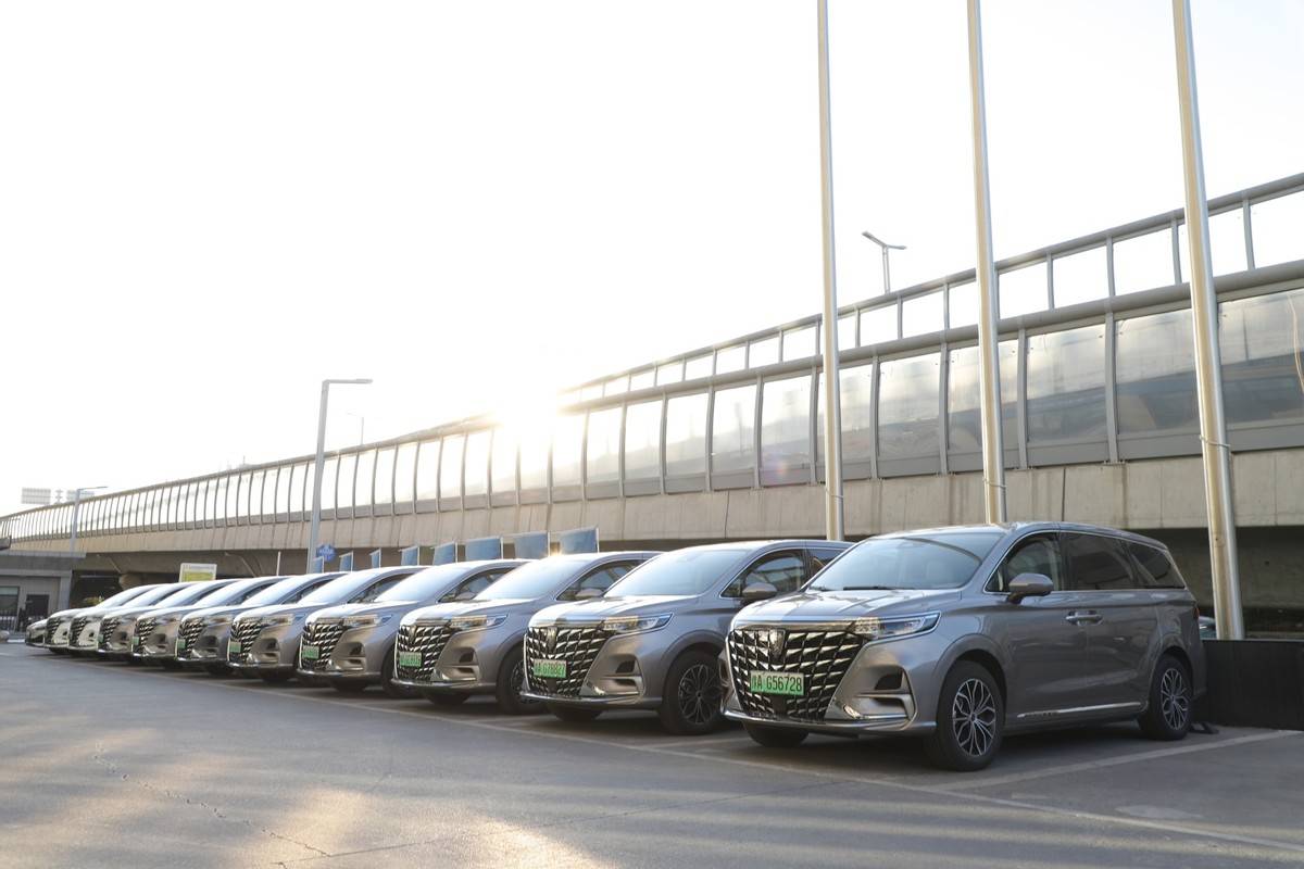 试驾荣威iMAX 8 DMH新陆尊：多项GL8同源技术，20万插混MPV新选择_搜狐汽车_搜狐网