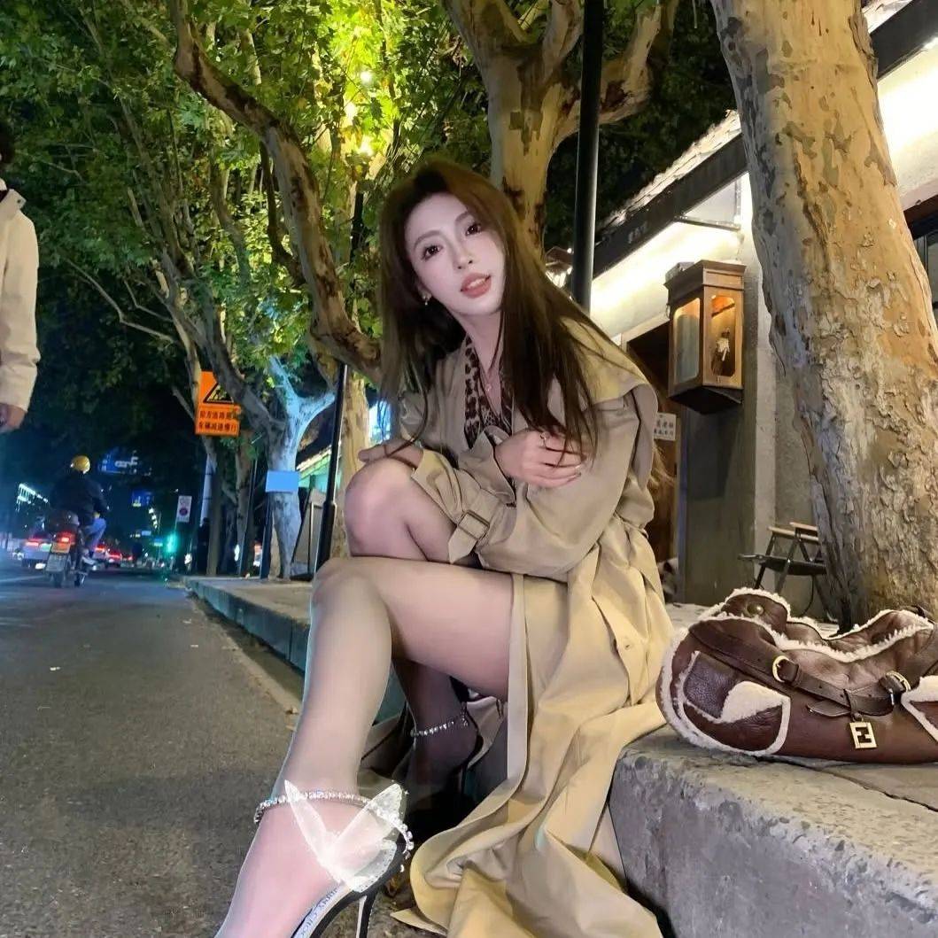 韩国极品女神！165cm、46kg，大长腿又白又嫩，真的无敌了_真丝_微微_睡衣