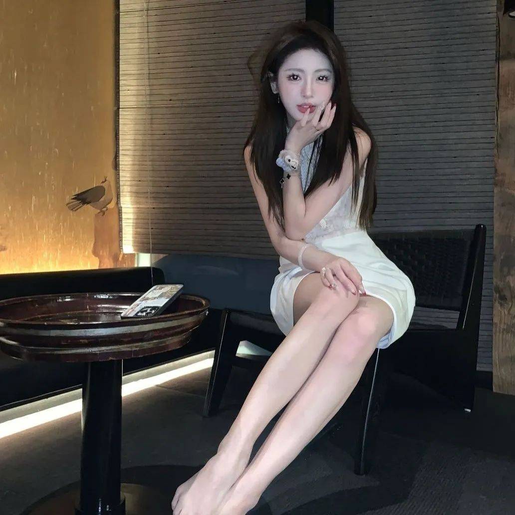 韩国极品女神！165cm、46kg，大长腿又白又嫩，真的无敌了_真丝_微微_睡衣