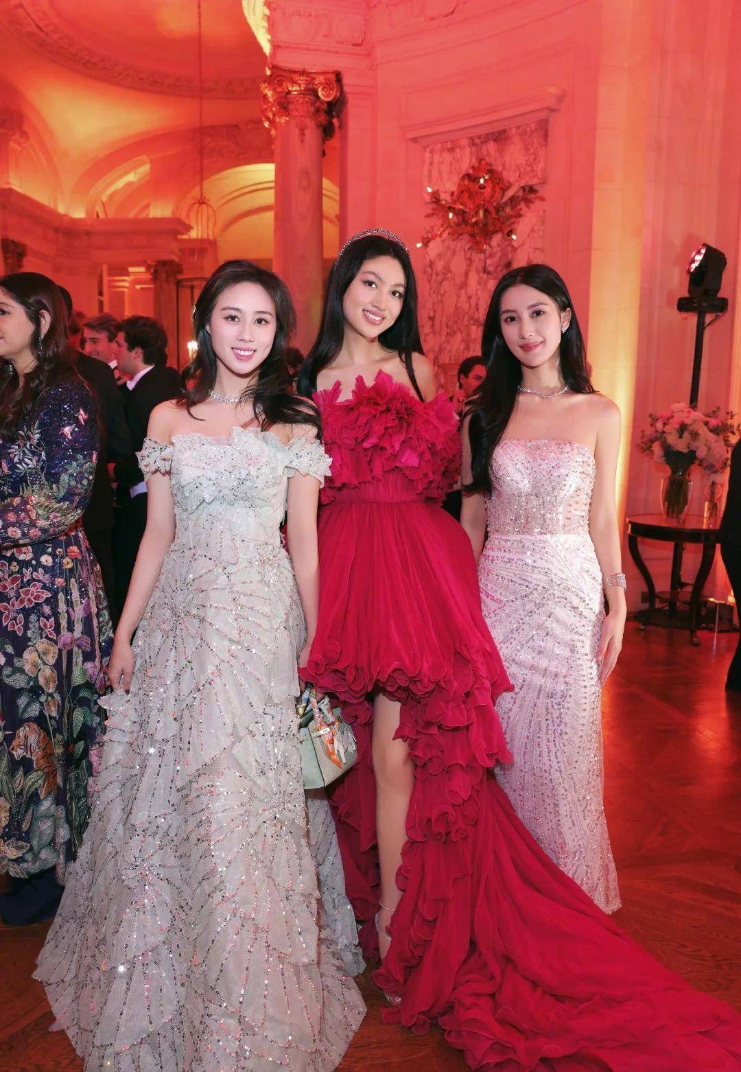 巴黎这一夜，张艺谋女儿的“保守”，让人看到了真正的“中国名媛” -6parkbbs.com