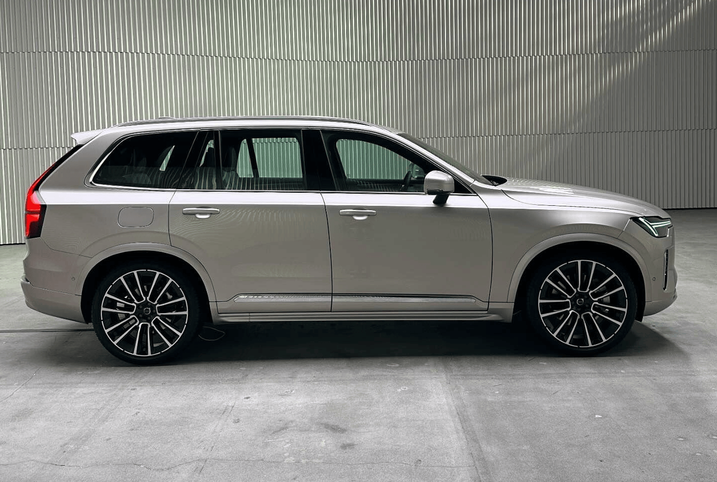 新款沃尔沃XC90实车现身，换新前脸+大屏，配455马力+空气悬架_搜狐汽车_搜狐网