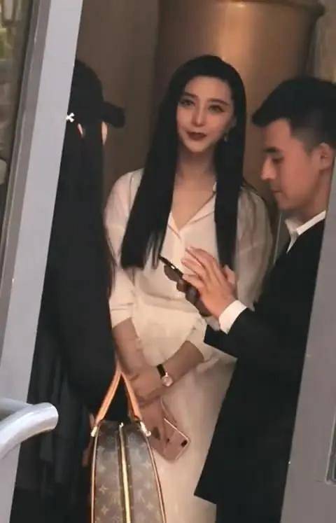 范冰冰在国外街头被拍，素颜没化妆仍美艳动人，穿红皮衣阔腿裤自信有气场！_时尚_风范_白色