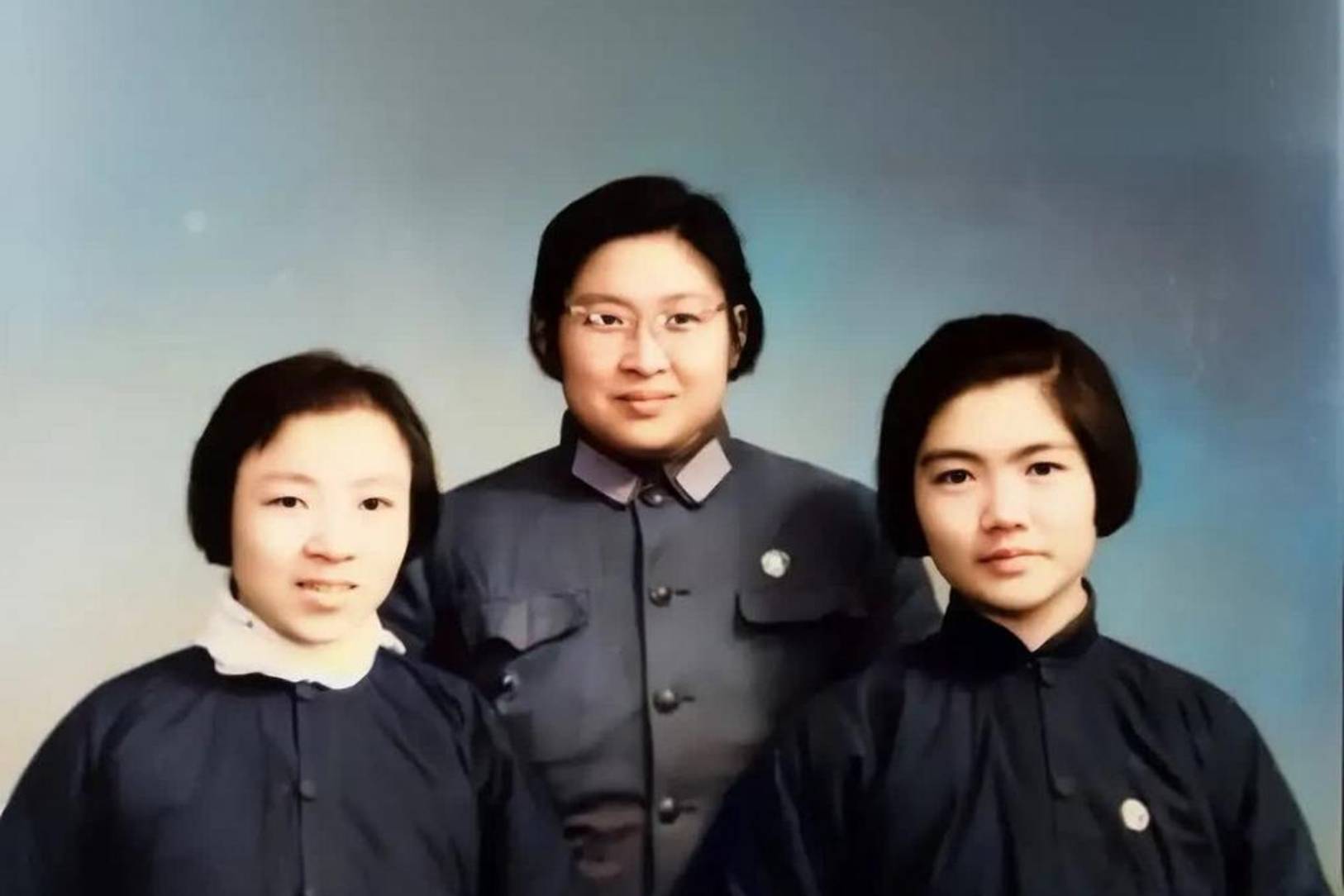 60年代，毛主席女儿李敏和两个表妹，瞧她的面相，一脸正气