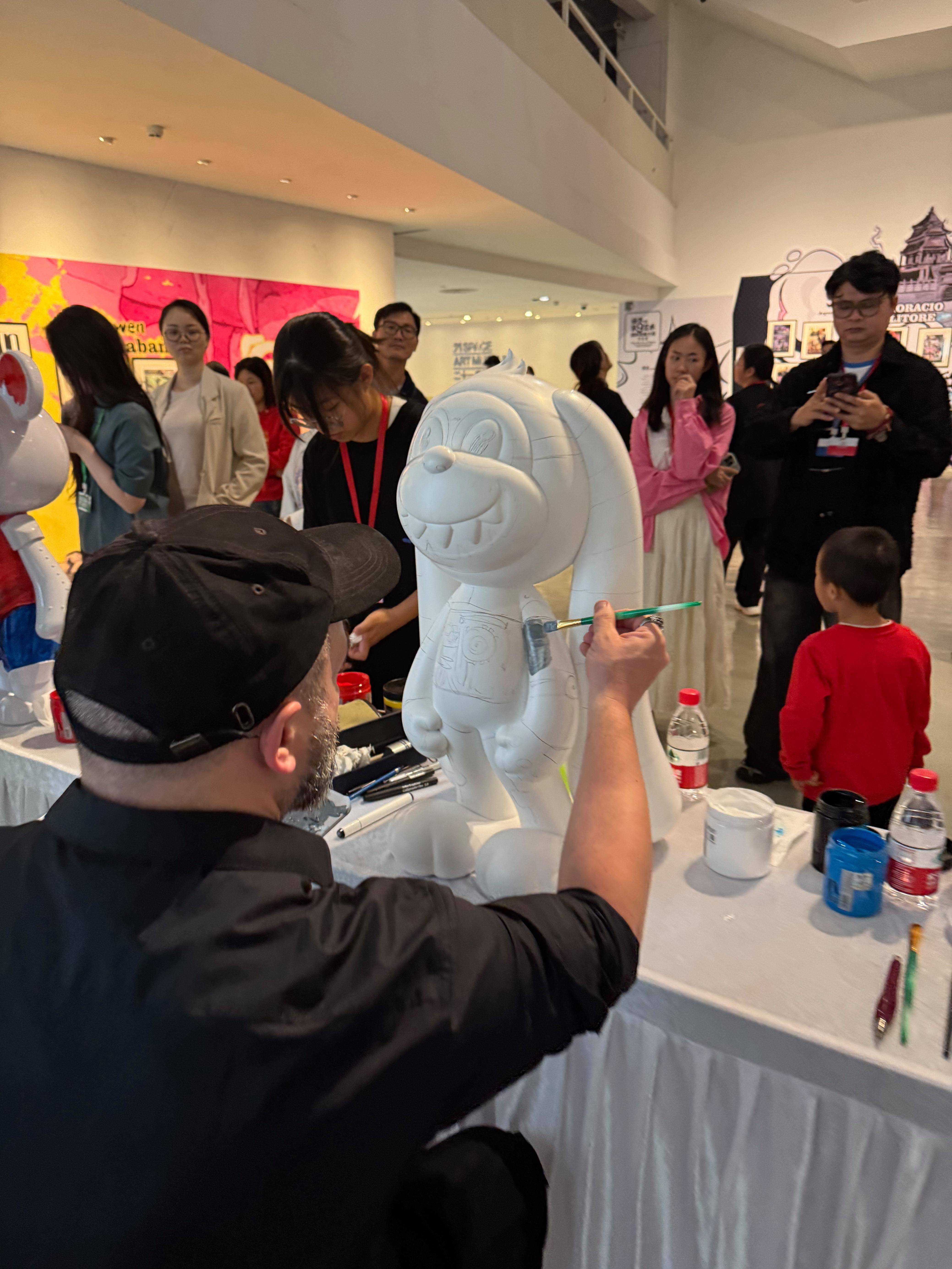 世界潮玩动漫周上，TUTUMOKEY x Federico联名潮玩艺术涂装创作，点燃了TTM潮玩角色怪诞的灵魂。_潮流_Jano_德瑞克