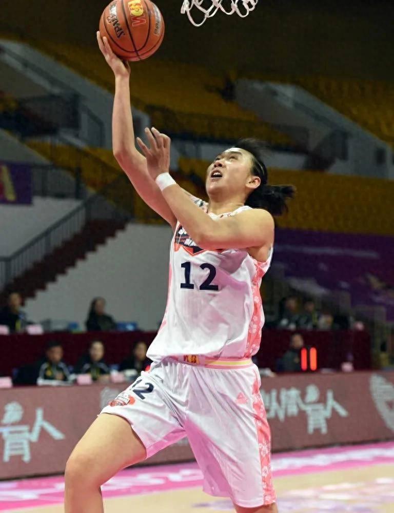 WCBA常规赛：韩旭、李梦、高颂合砍71分，四川90-83北京，15连胜_上篮_命中