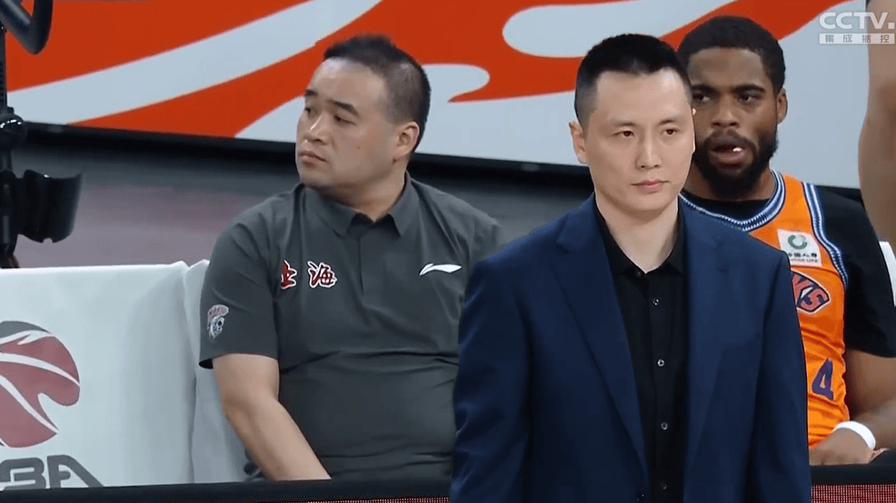 CCTV5直播！19:35，强强对话，菜鸟冲10连胜，冠军教头给机会吗？_上海男篮_卢伟_北控