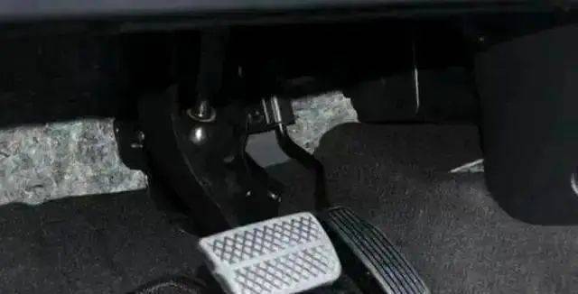 自动挡汽车有两个踏板，为何不能设计成左脚踩刹车，右脚踩油门？_搜狐汽车_搜狐网