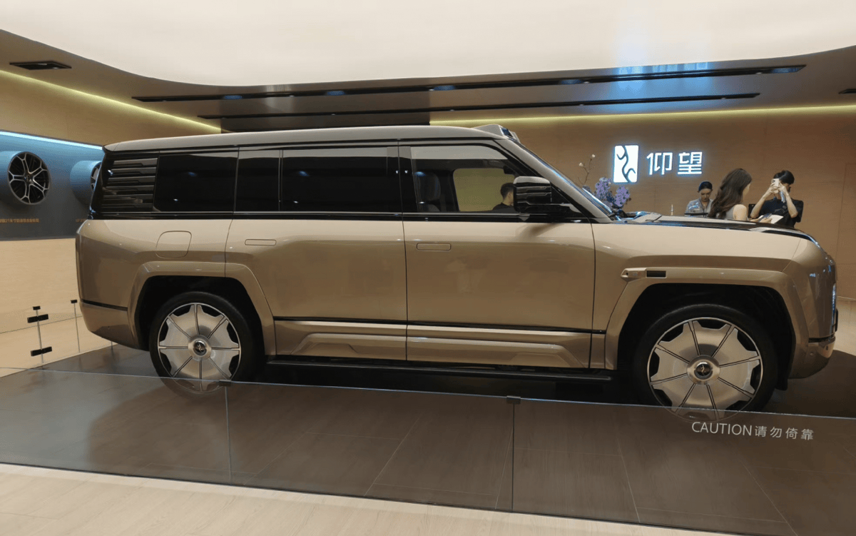 全新仰望U8L登场，24K黄金车标，当然更贵_搜狐汽车_搜狐网