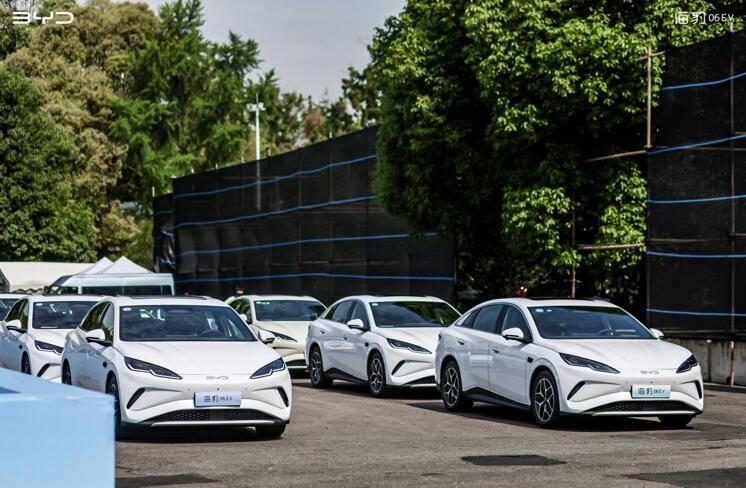 这车卷我们的配得感！比亚迪海豹06EV把10万级用车体验做成这样！_搜狐汽车_搜狐网