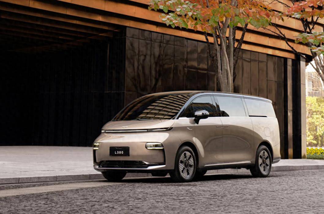30 万预算 MPV 终极 PK！翼真 L380 四排黄花梨 vs 腾势 D9，老板们选谁？_搜狐汽车_搜狐网