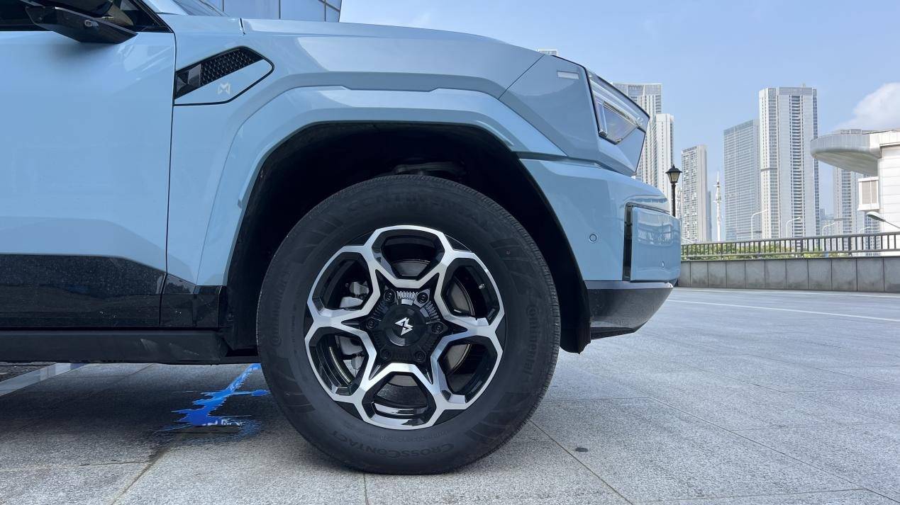 试驾猛士M817：32.99万起的“机甲猛兽”，硬派越野也能当“都市暖男”？_搜狐汽车_搜狐网