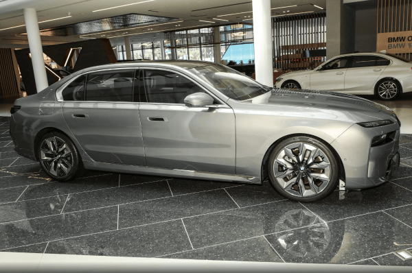 体验宝马7系740Li领先型，3.0T+48V动力强劲，兼顾操控和舒适性_搜狐汽车_搜狐网