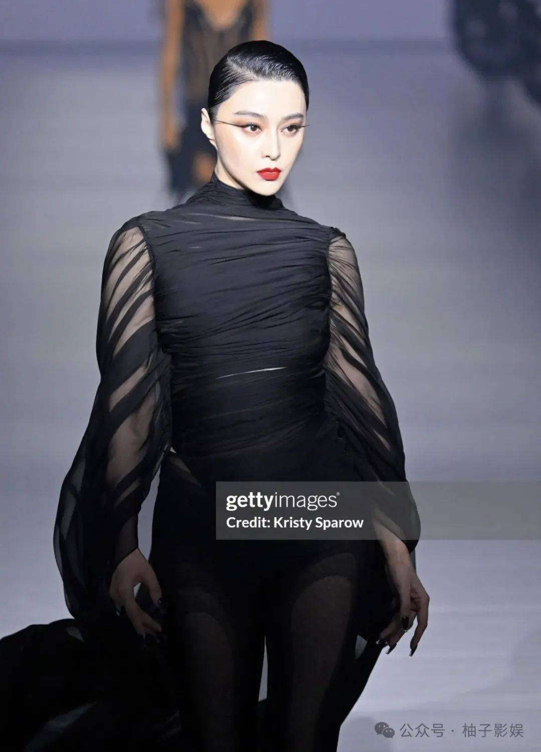 43岁范冰冰和黑人模特同台走秀，果然没有对比就没有伤害，全方位碾压！ - 娱乐八卦