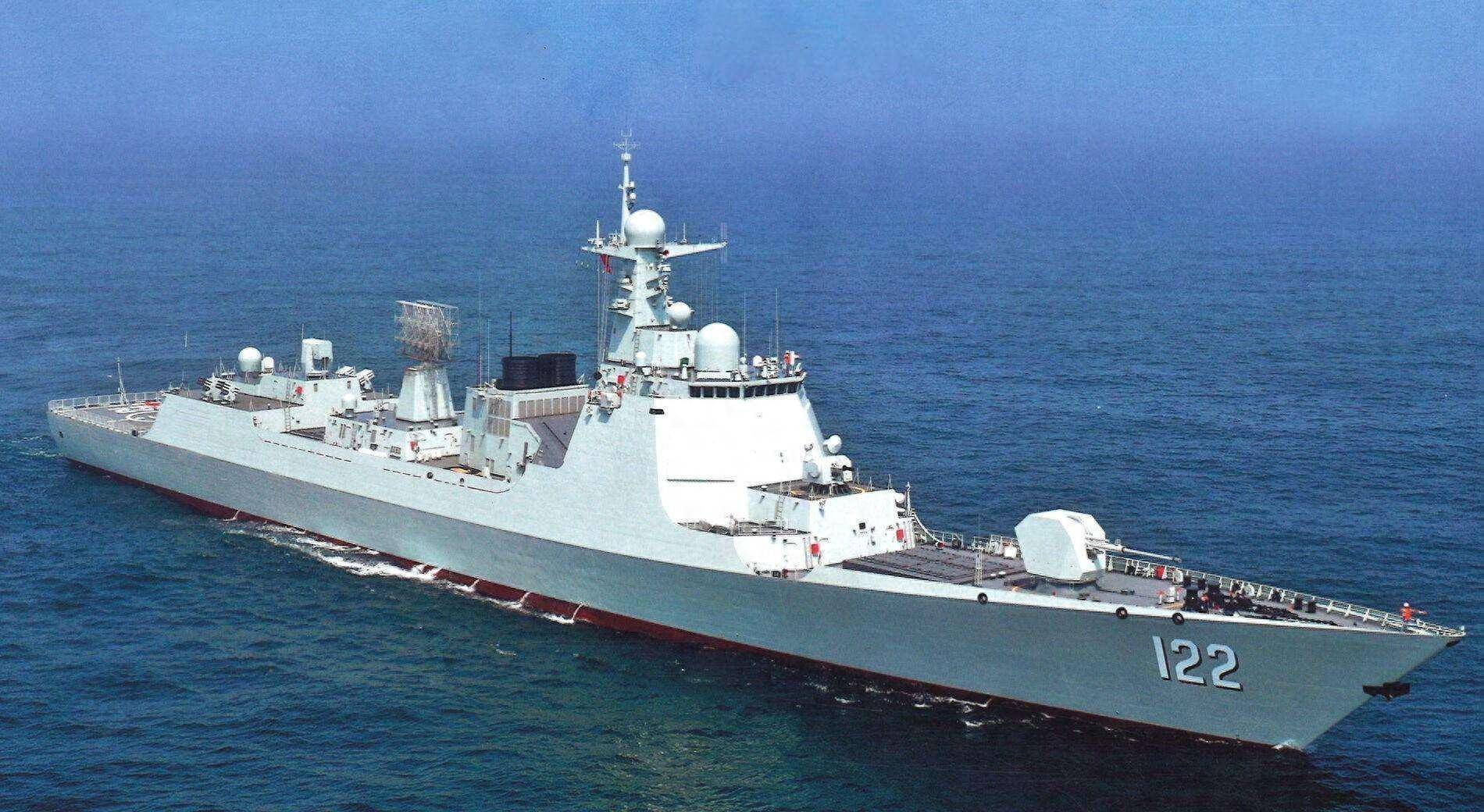 万吨巨舰暗藏玄机！052DL加长4米只为它，隐身战机克星震撼亮相！_雷达_中国海军_飞行甲板