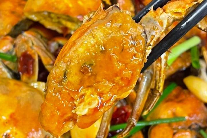 香辣蟹终极攻略！妈妈牌秘方让我连干三碗饭，蟹壳都要舔干净！_螃蟹_全家_弟弟