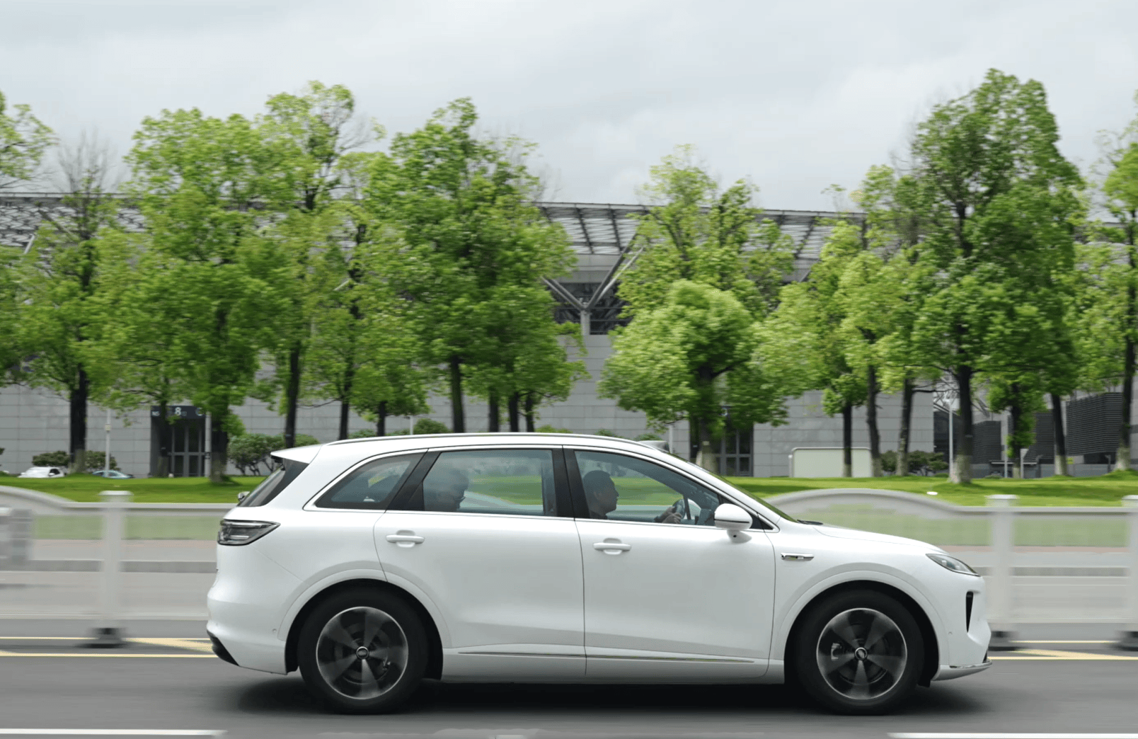 尚界H5纯电Max版全面评测：智驾满配不意外，底盘质感对标Q5L_搜狐汽车_搜狐网