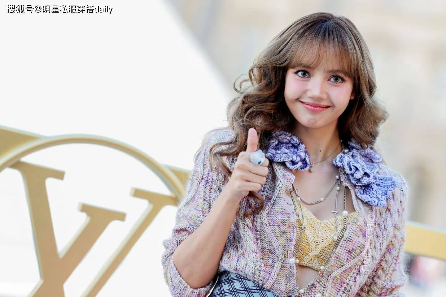 Lisa时装周芭比造型好美！糖果色针织衫搭粉色针织短裤腰臀比绝佳_黄色_齐刘海_整体