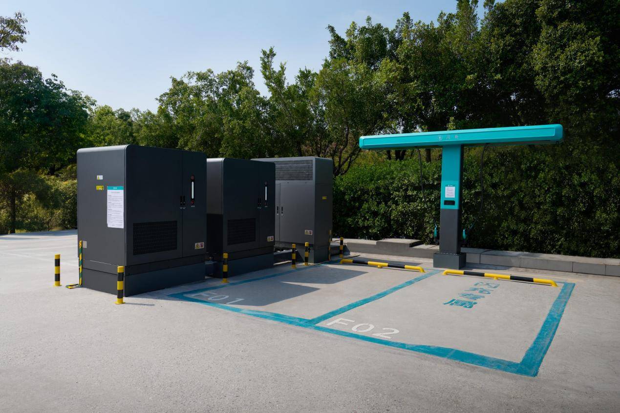 闪充“5分好、9分饱、3分寒”，仰望U8 2026款实车已到店！_搜狐汽车_搜狐网