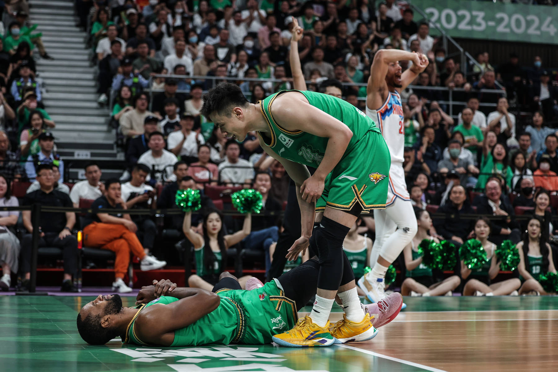 组图：CBA总决赛G1辽宁击败新疆 赵继伟突入禁区