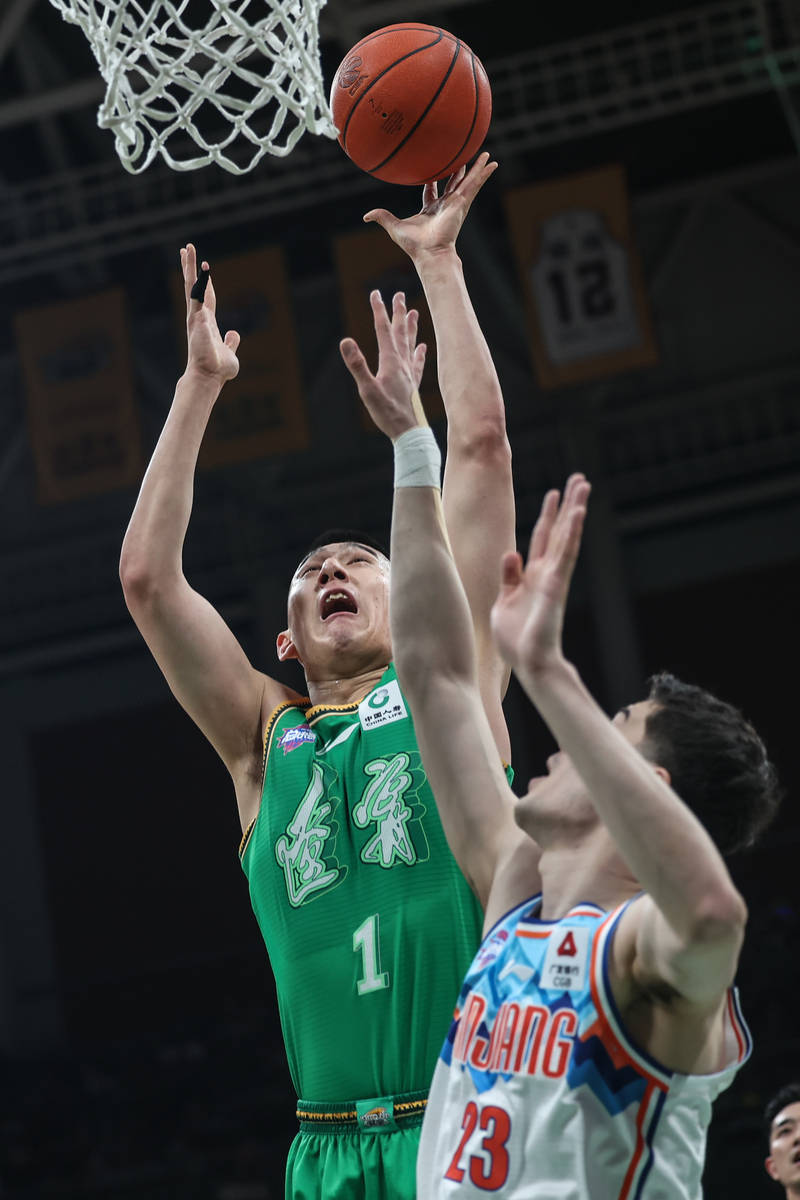 组图：CBA总决赛G1辽宁击败新疆 赵继伟突入禁区