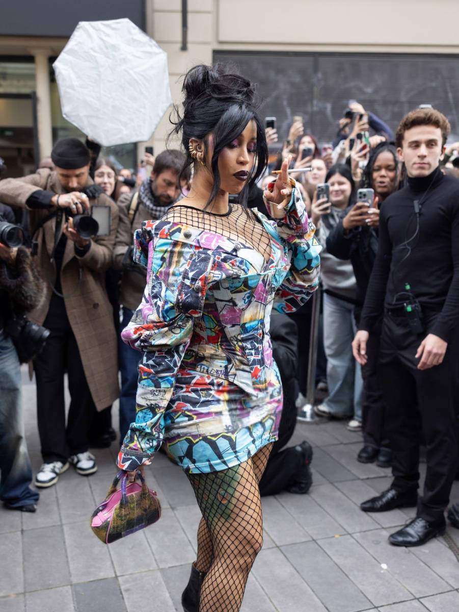 Cardi B叼烟亮相时装周 穿深V短裙秀身材性感火辣