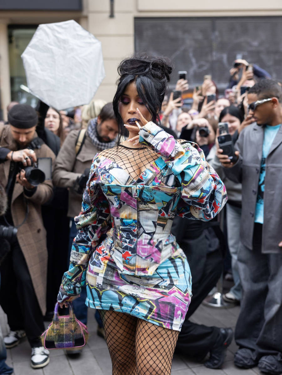 Cardi B叼烟亮相时装周 穿深V短裙秀身材性感火辣