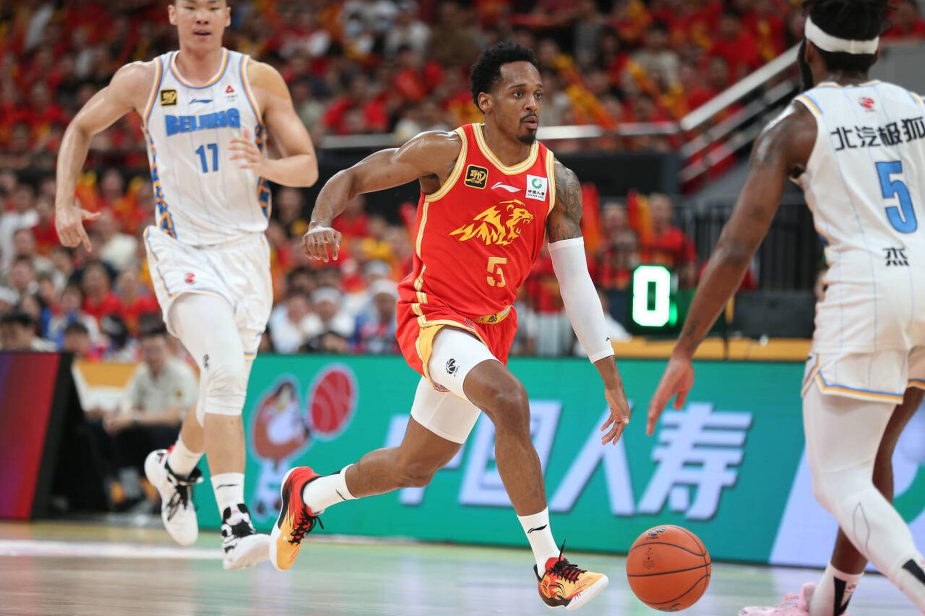 组图：CBA总决赛G5广厦VS北京 双方内线缠斗