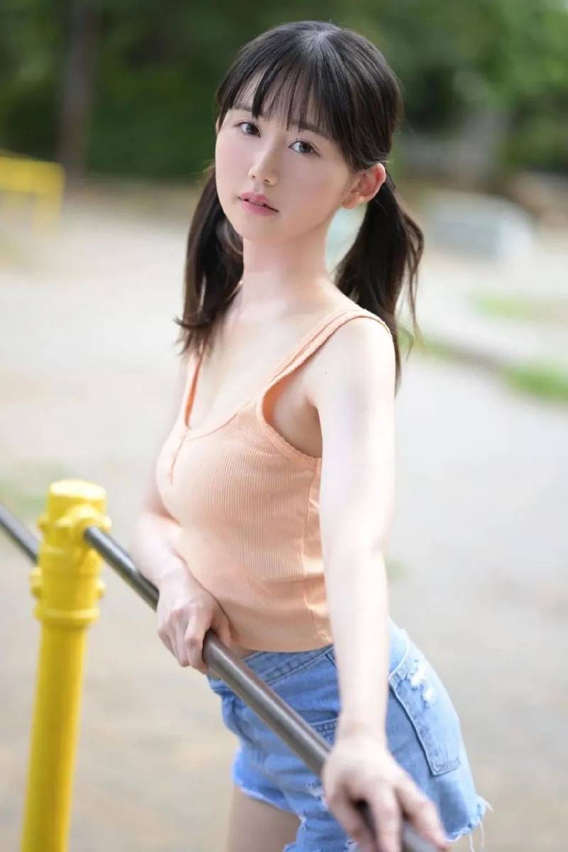 新生代腿精诞生！03年小坂七香9.5头身杀疯全网，172cm长腿每一步都踩在审美点上！