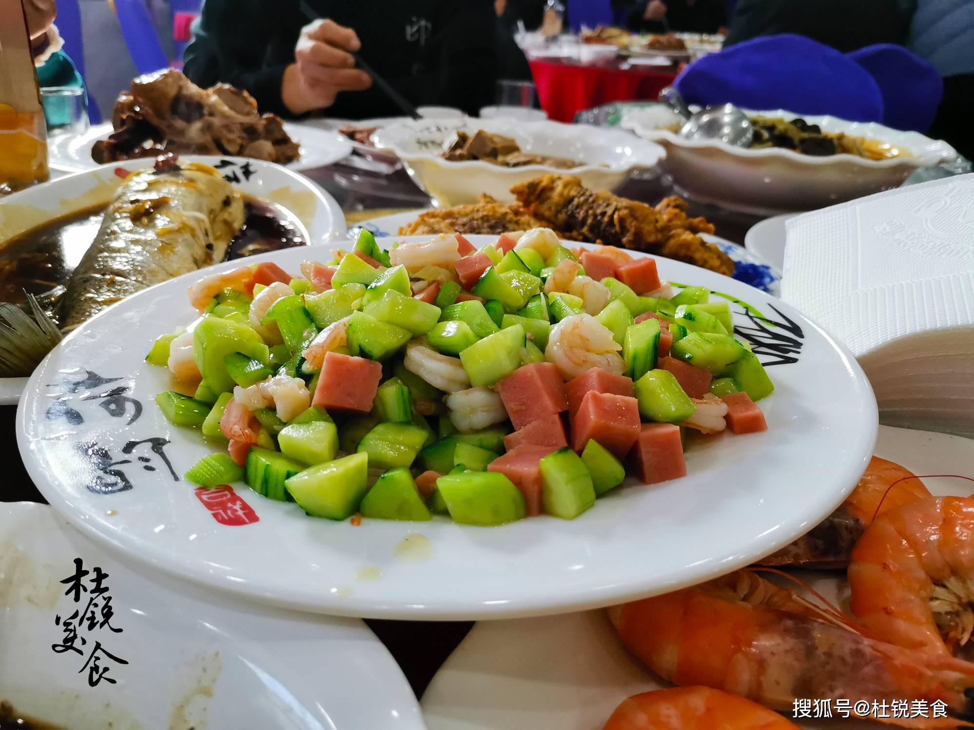 农村600元的大席，晒朋友圈火了：足足20道菜，城里至少1200 -6park.com